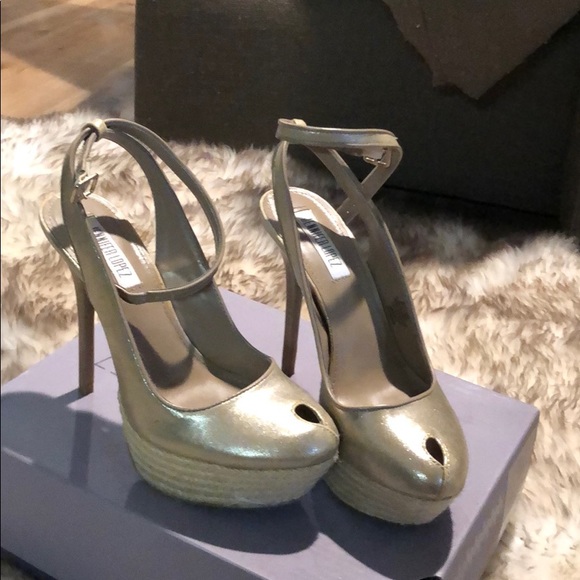 Jennifer Lopez | Shoes | Jennifer Lopez Gold Shimmer Peep Toe Pump ...